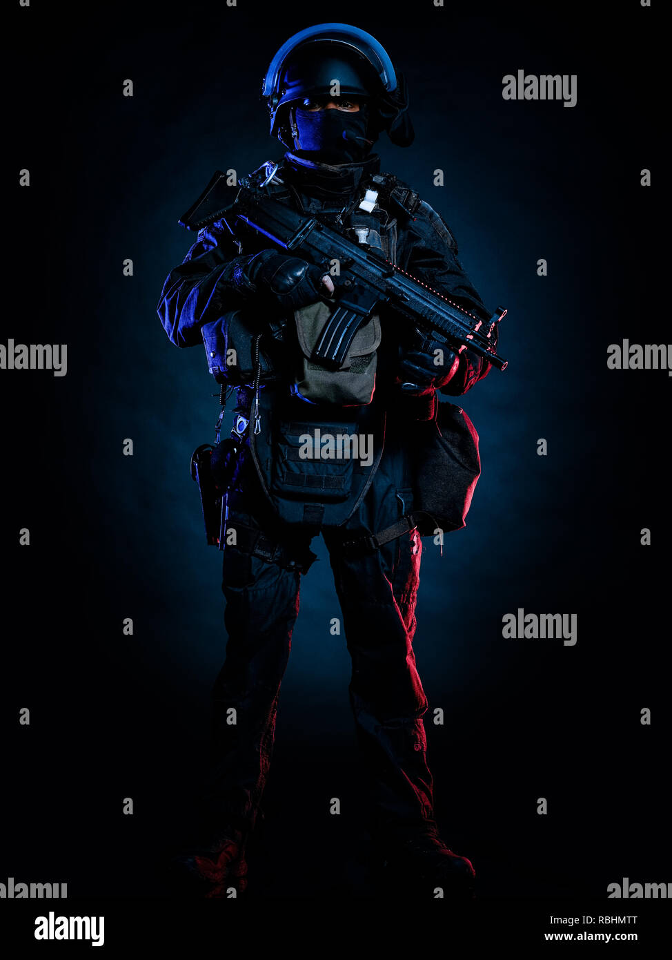 Schwarze polizei swat uniform -Fotos und -Bildmaterial in hoher ...