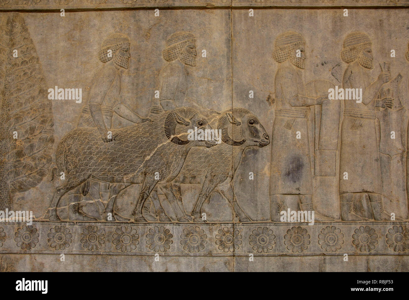 Assyrian bas relief -Fotos und -Bildmaterial in hoher Auflösung - Seite ...