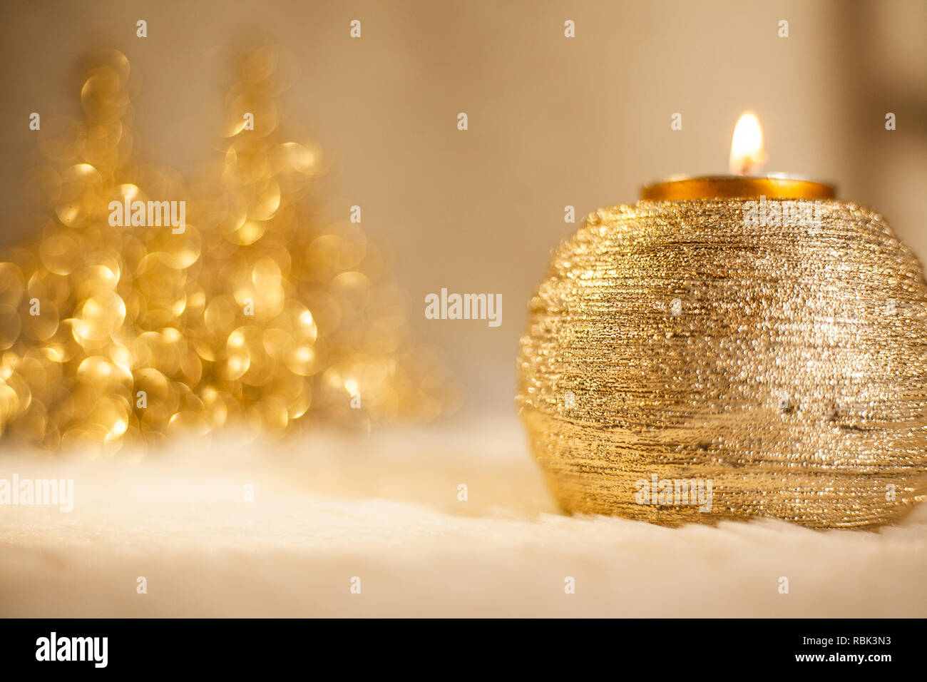 Goldene kerzen -Fotos und -Bildmaterial in hoher Auflösung – Alamy