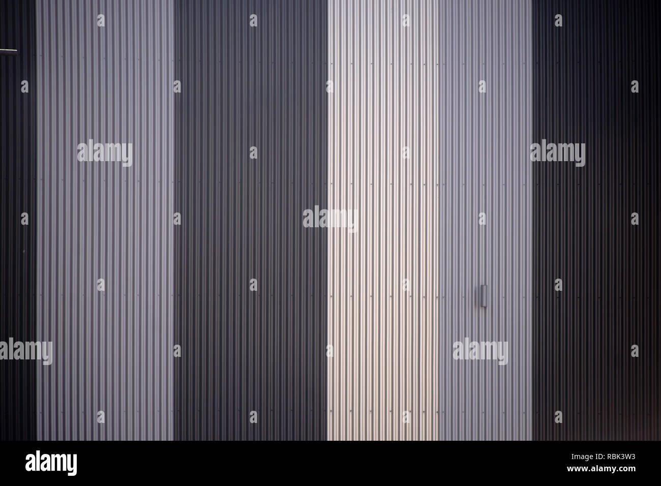 Ein modernes Wellblech Fassade eines Industriegebäudes oder Halle in ...