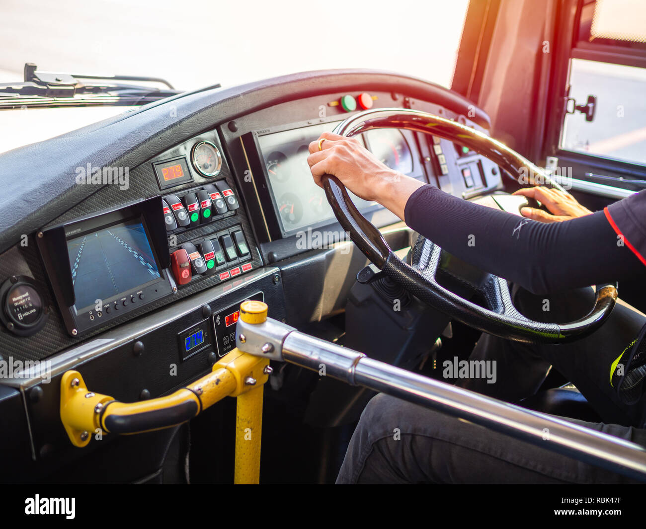 BANGKOK, THAILAND - November 5, 2018: Busfahrer Hände fahren Shuttle ...