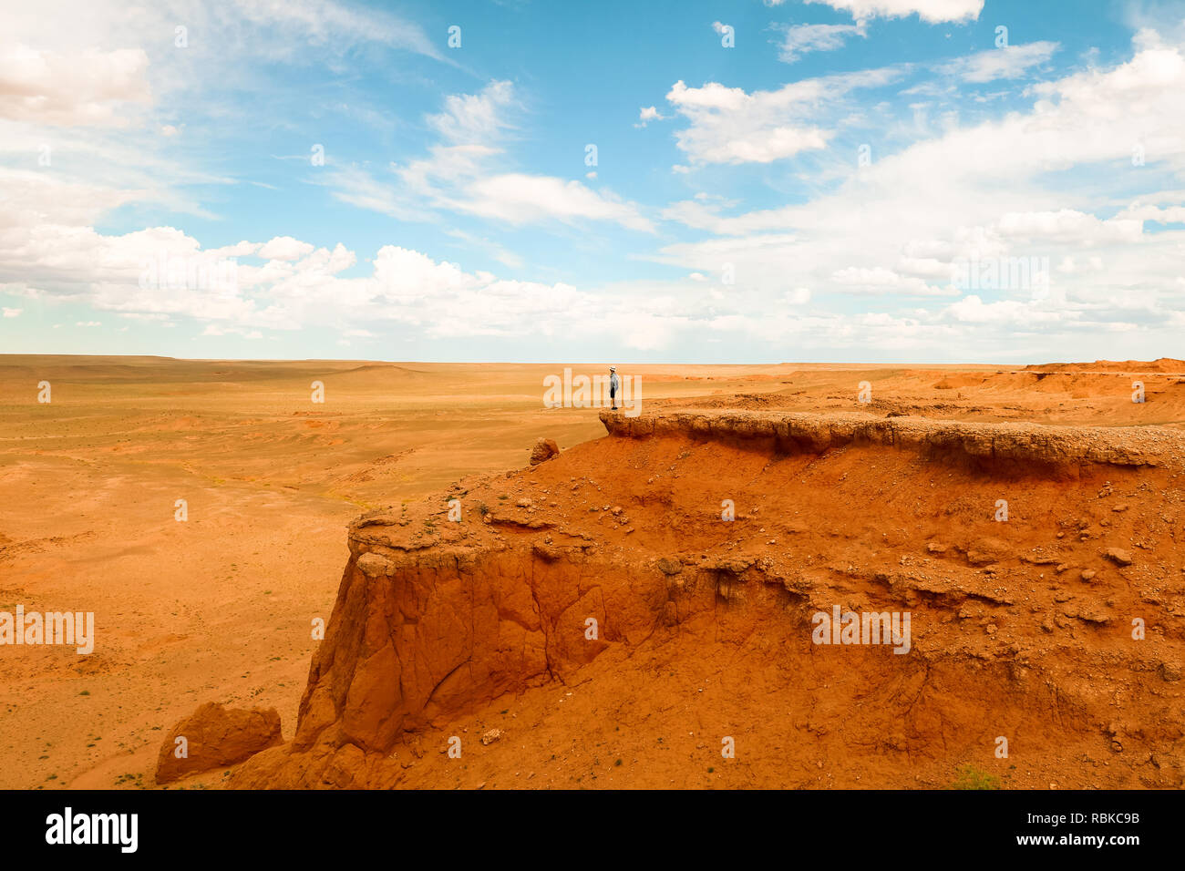 Reisende die Beaufsichtigung der endlosen Wüste Gobi von Bajandsag ...
