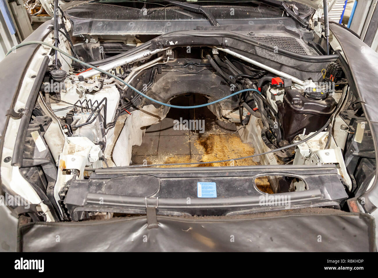 Blick in den motorraum motor -Fotos und -Bildmaterial in hoher ...