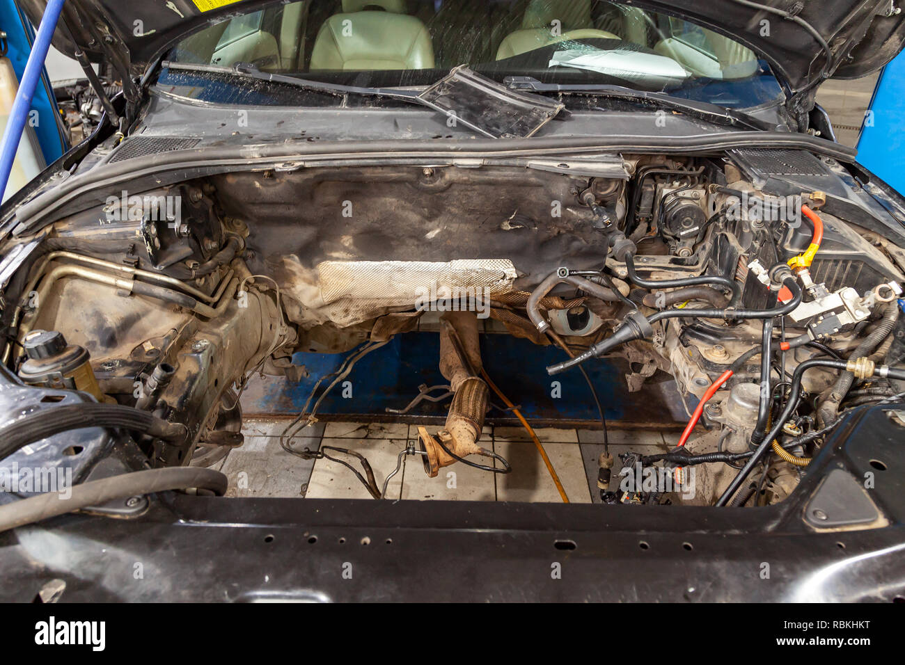 Auto Reparatur in die Karosserie der Limousine mit Blick in den ...
