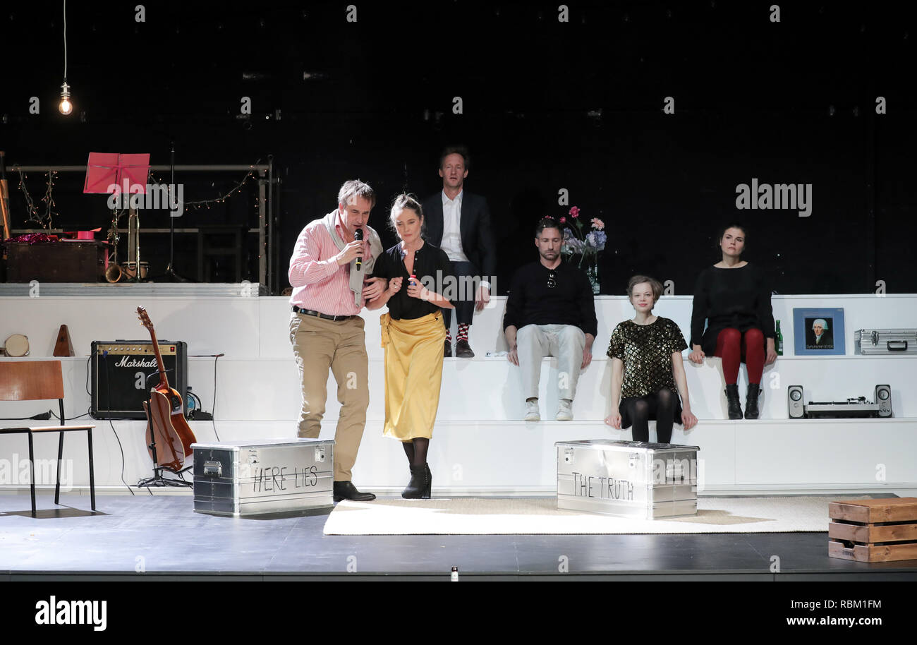 Hamburg, Deutschland. 11 Jan, 2019. Die Schauspieler (L-R) Stephan ...