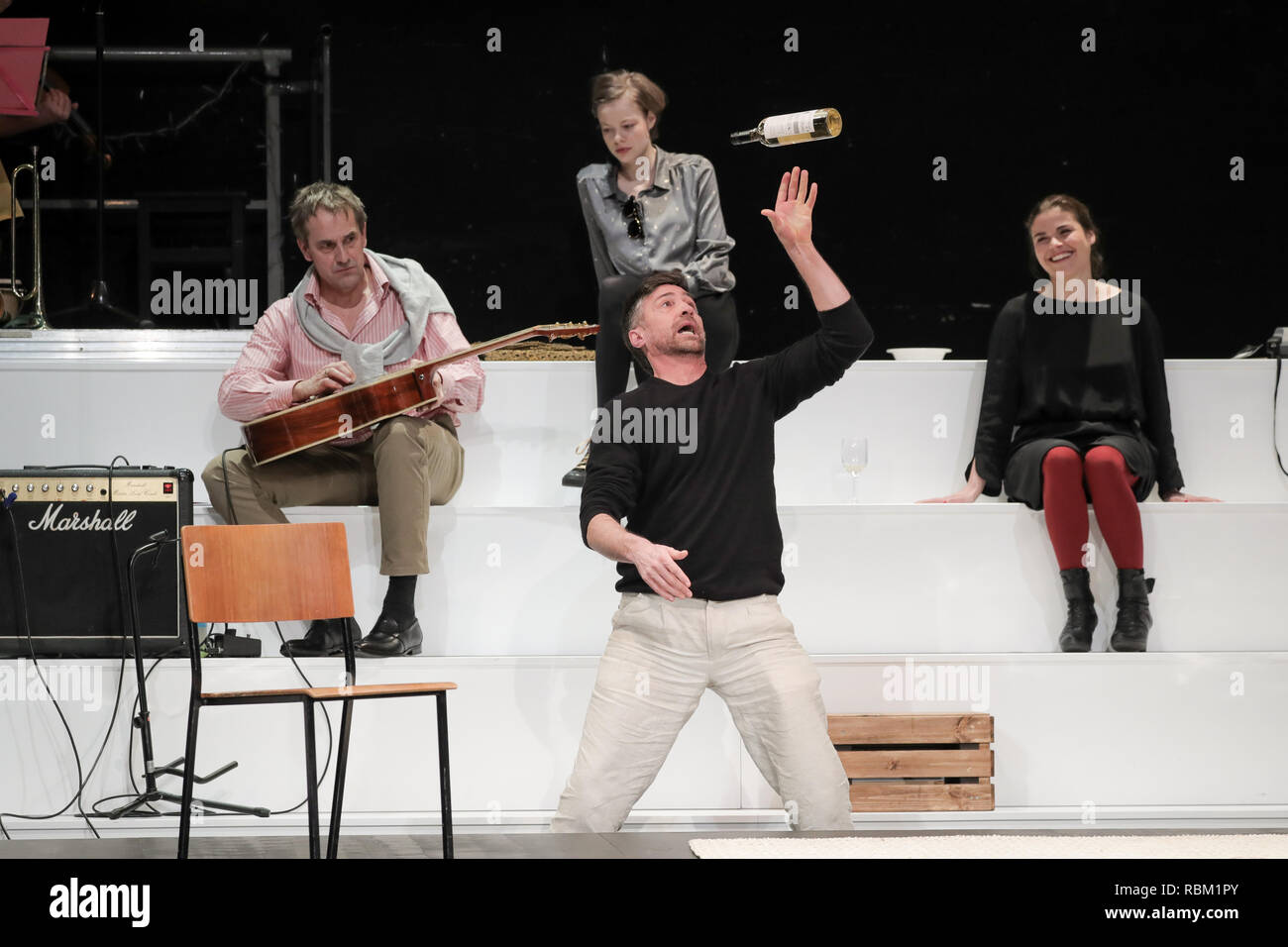 Hamburg, Deutschland. 11 Jan, 2019. Die Schauspieler (L-R) Stephan ...
