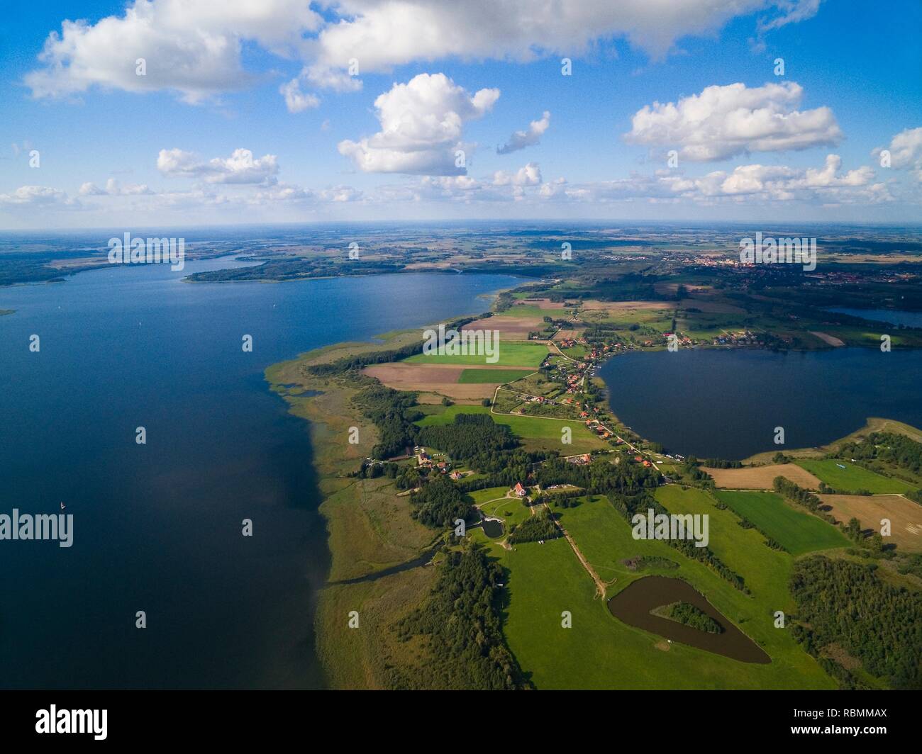 Luftaufnahme von Yachten Segeln auf Swiecajty See, Kal Dorf (ehemalige ...