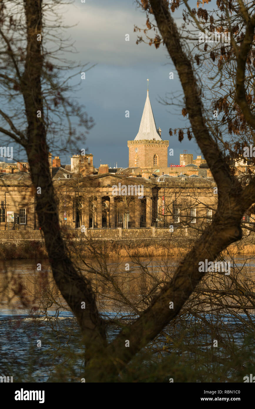 Sun Winter beleuchtet die Sheriff Court Gebäude am Ufer des Flusses Tay ...
