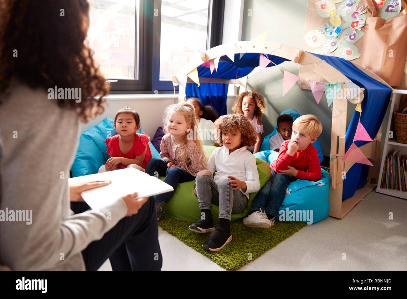 Weibliche kinder kinder spielen -Fotos und -Bildmaterial in hoher ...