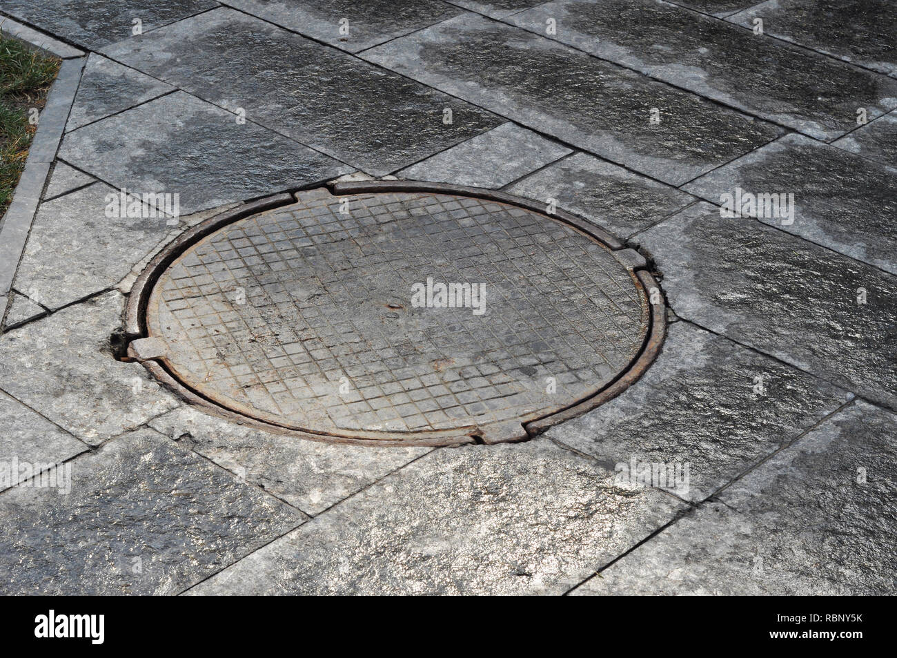 Concrete manhole cover -Fotos und -Bildmaterial in hoher Auflösung – Alamy