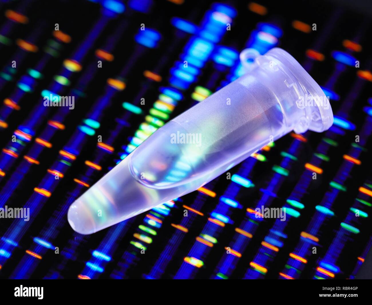 Die genetische Forschung. Ein eppendorf Röhrchen mit einem DNA ...