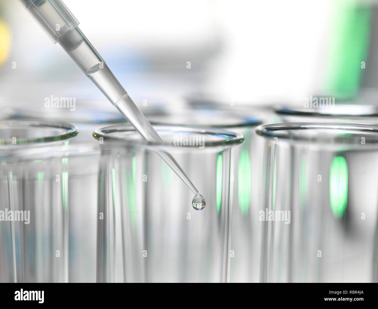 Wissenschaftler Pipettieren einer Probe in eine Reihe von Röhrchen bei ...
