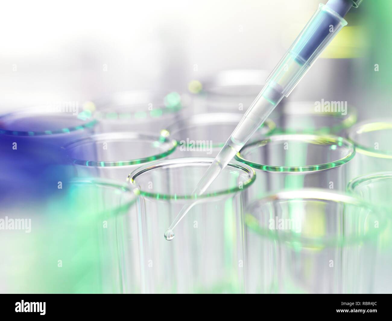 Wissenschaftler Pipettieren einer Probe in eine Reihe von Röhrchen bei ...