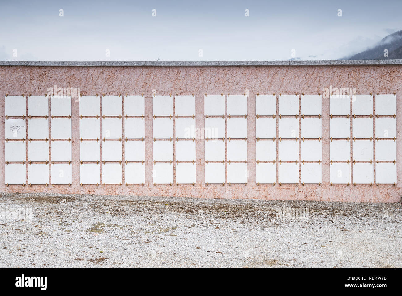 Italienische grabsteine -Fotos und -Bildmaterial in hoher Auflösung ...