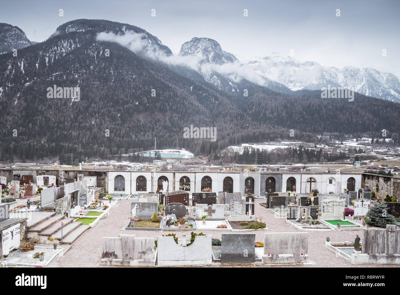 Italienische Berg Friedhof in dem kleinen Dorf Monclassico im Val di ...