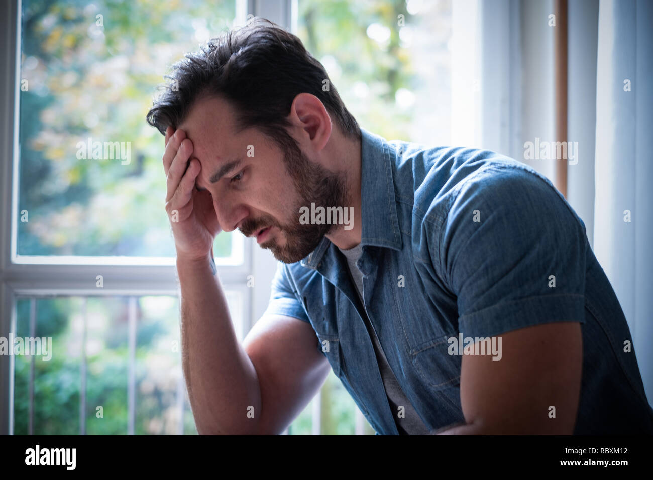 Trauer nachdenklich -Fotos und -Bildmaterial in hoher Auflösung – Alamy