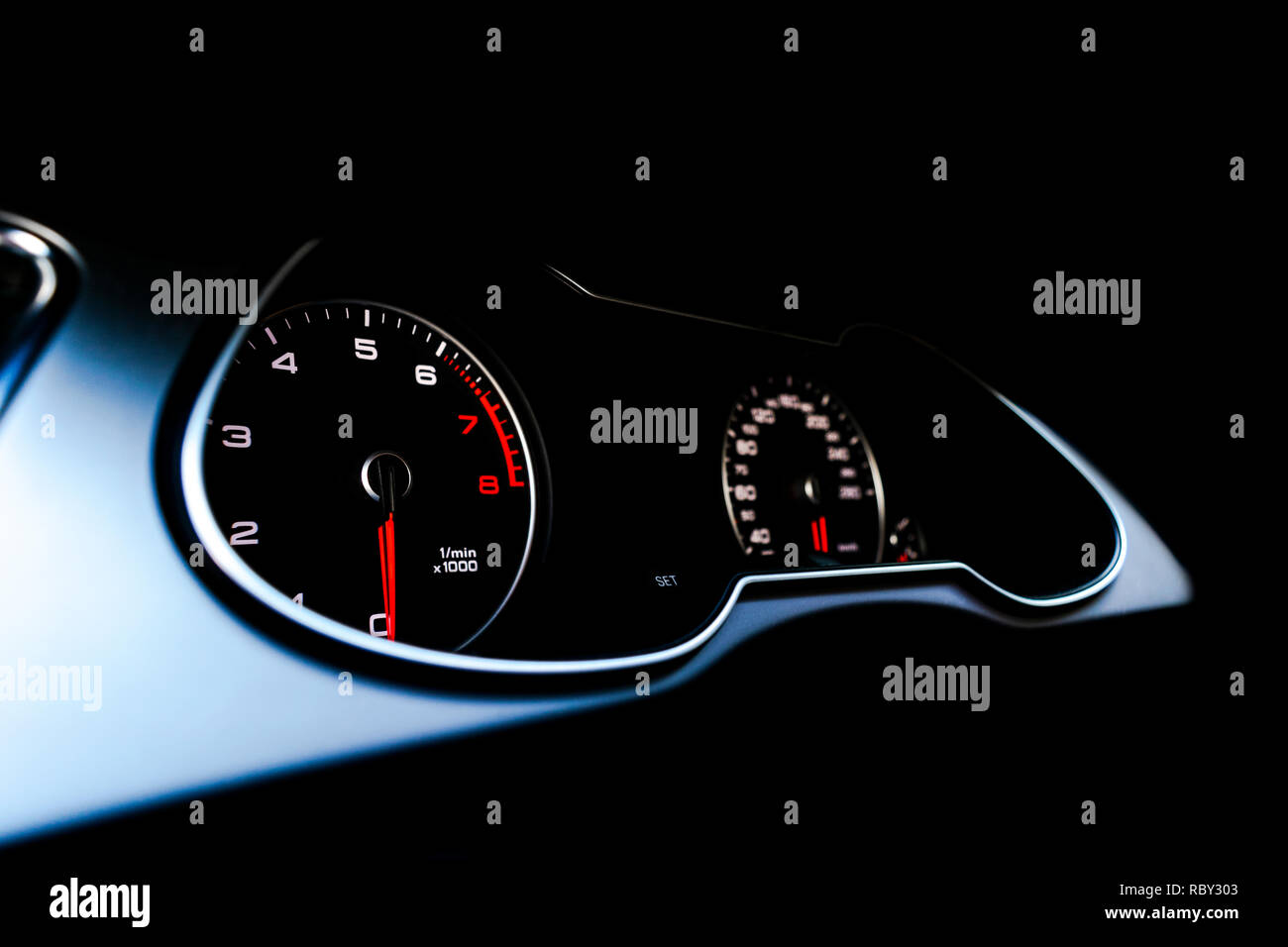 Nahaufnahme von einem Tachometer im Auto. Das Armaturenbrett. Dashboard ...