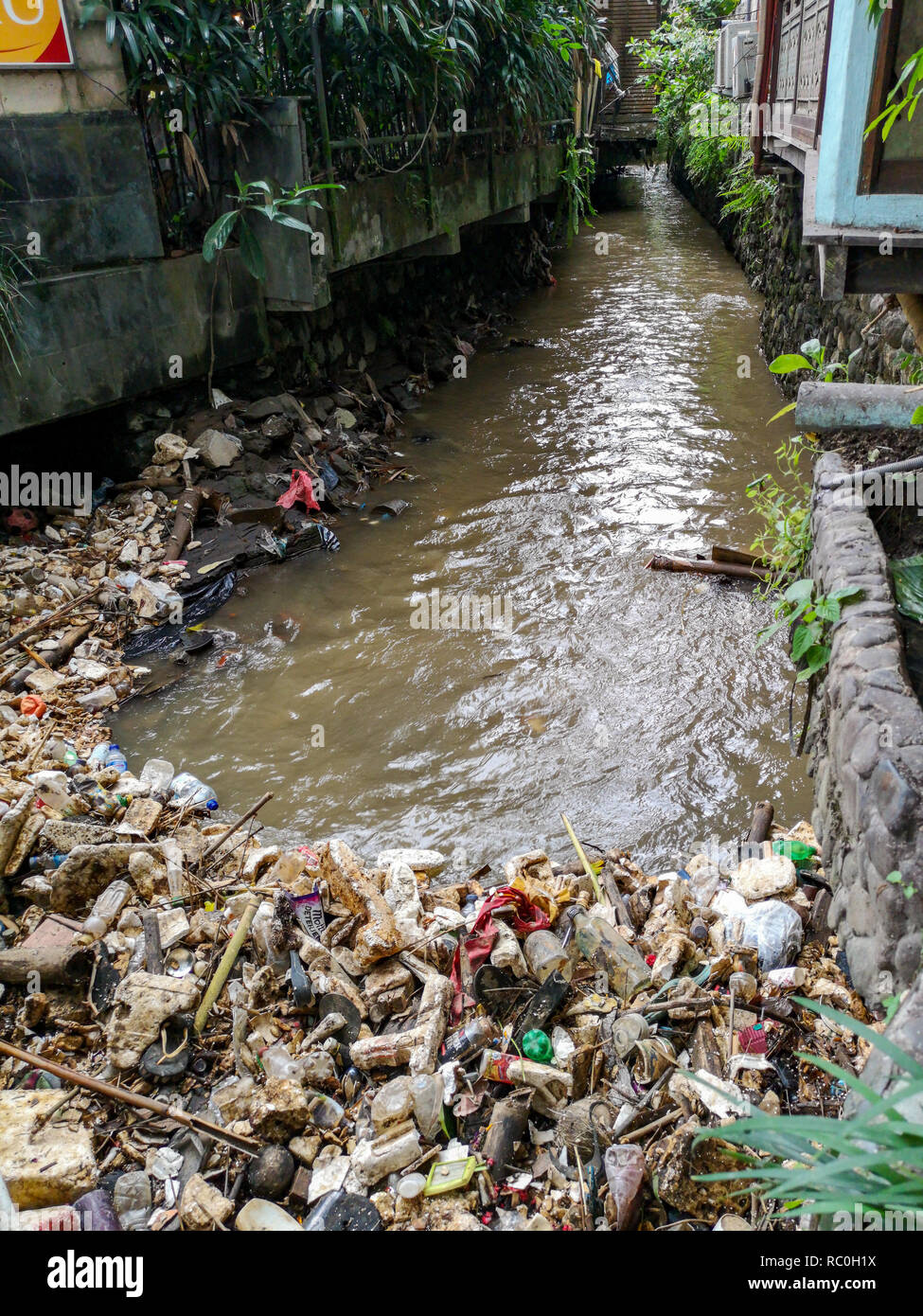 Müll floating in einem Fluss in der Stadt Ubud, Bali in Indonesien ...