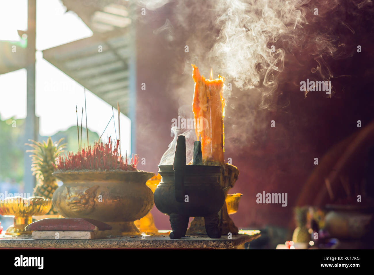 Räucherstäbchen auf Joss stick Topf brennen und Rauch für Respekt zu ...