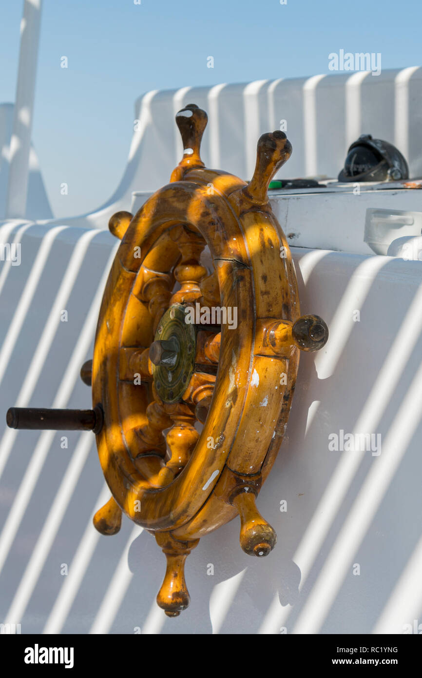 Des Schiffs Steuerrad. Der yacht Lenkrad. Der yacht Lenkrad Segeln auf ...