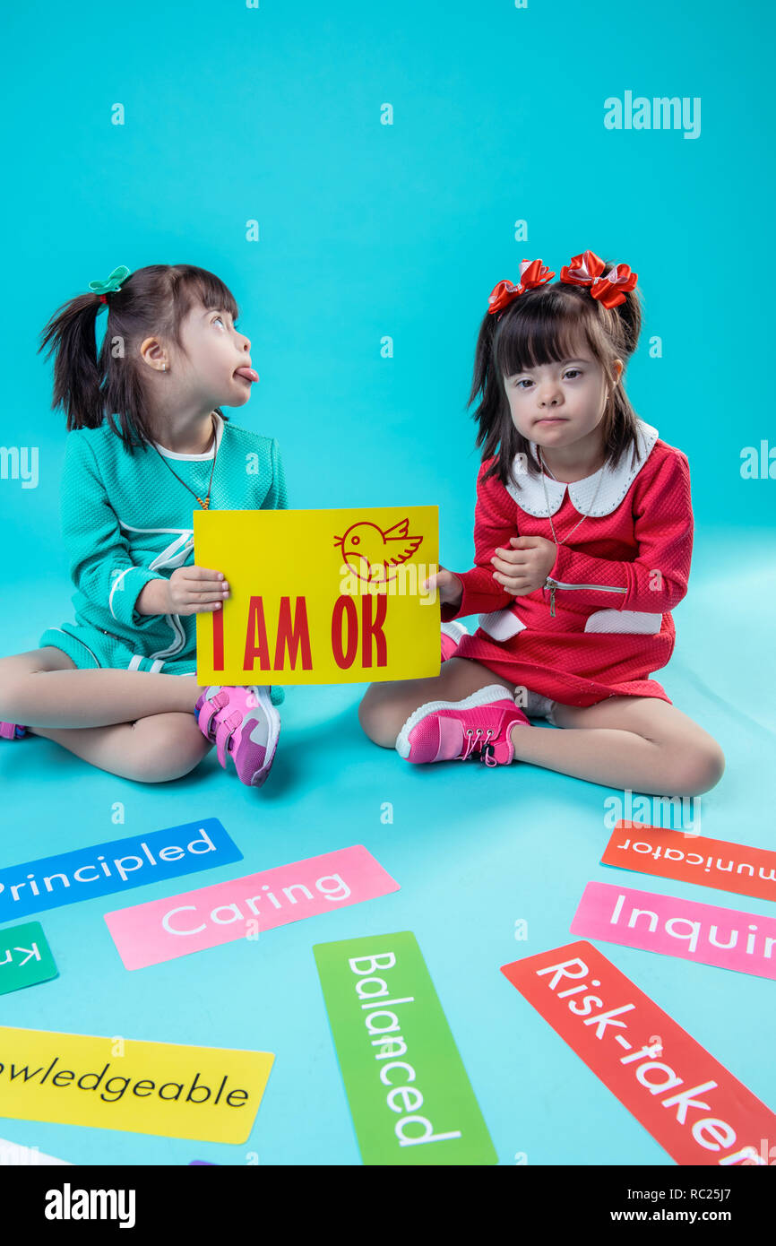 Zunge zeigen mädchen -Fotos und -Bildmaterial in hoher Auflösung – Alamy