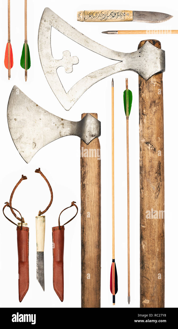 Alte Wikinger Waffen auf weißem Hintergrund. Achsen, Pfeile und Messer ...