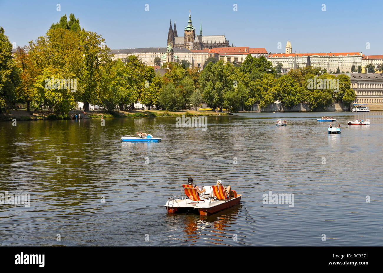 Tretboot am fluss -Fotos und -Bildmaterial in hoher Auflösung – Alamy