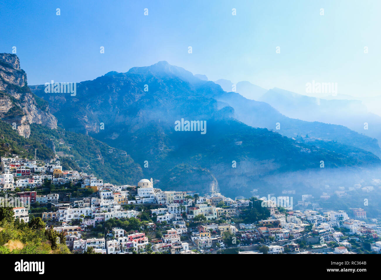 Blick auf Positano Stadt an der Küste von Amalfi. Bunte Häuser entlang ...