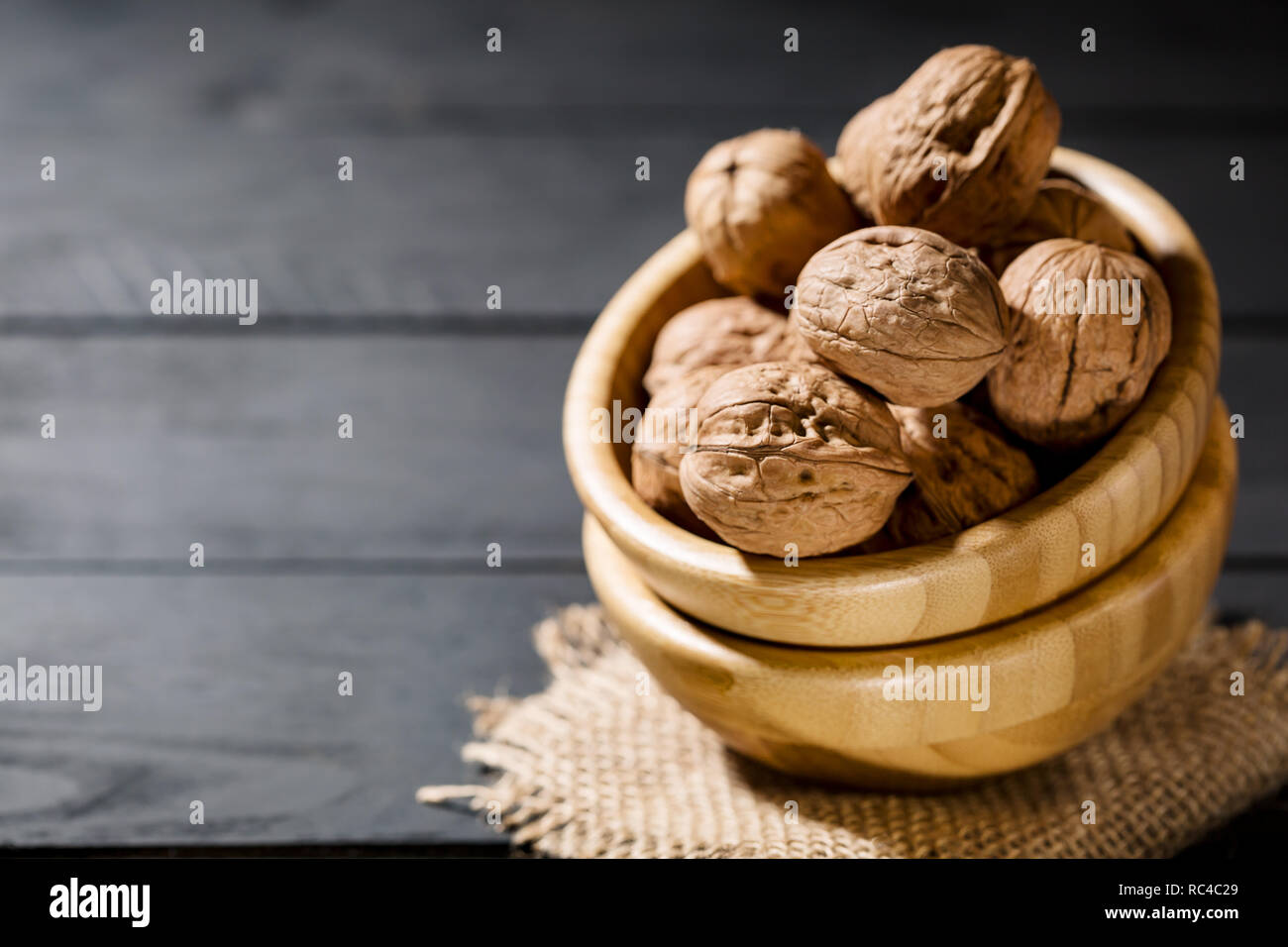 Schwarzer Hintergrund Essen Stockfotos und -bilder Kaufen - Alamy