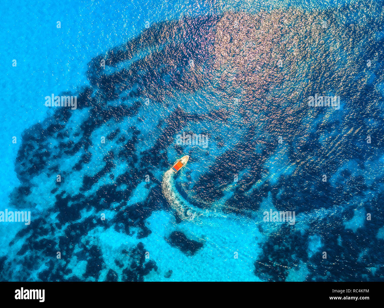 Luftaufnahme von schwimmenden Schnellboot in transparenten blauen ...