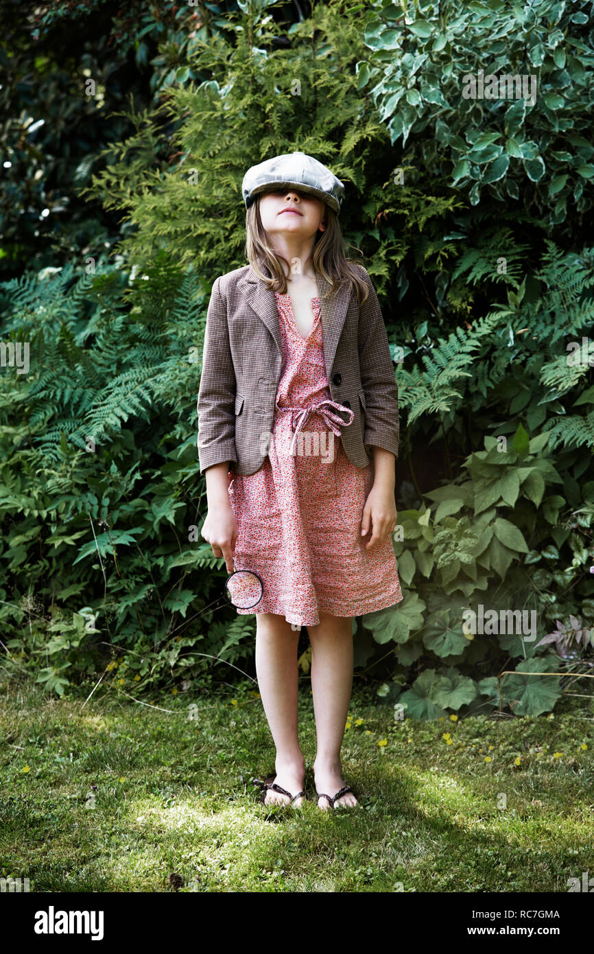 Detektiv mit lupe -Fotos und -Bildmaterial in hoher Auflösung – Alamy