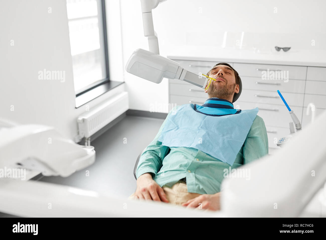 Patienten mit x-ray Scannen auf zahnmedizinische Klinik Stockfotografie ...
