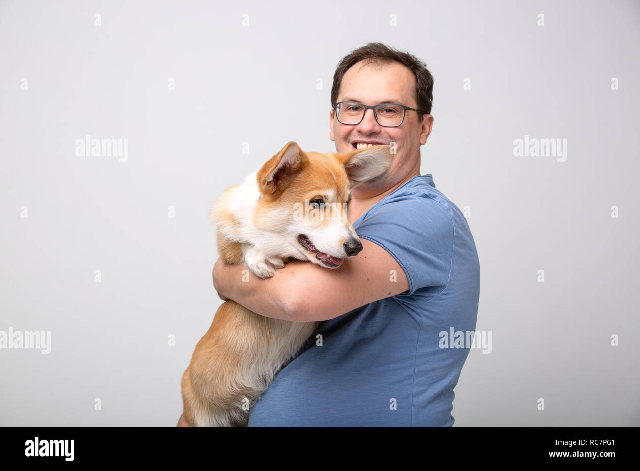 Dicker hund dicker mann -Fotos und -Bildmaterial in hoher Auflösung – Alamy