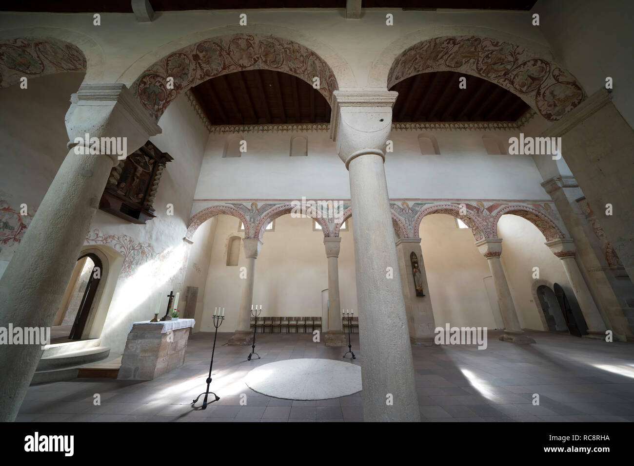 Romanesque basilica -Fotos und -Bildmaterial in hoher Auflösung – Alamy
