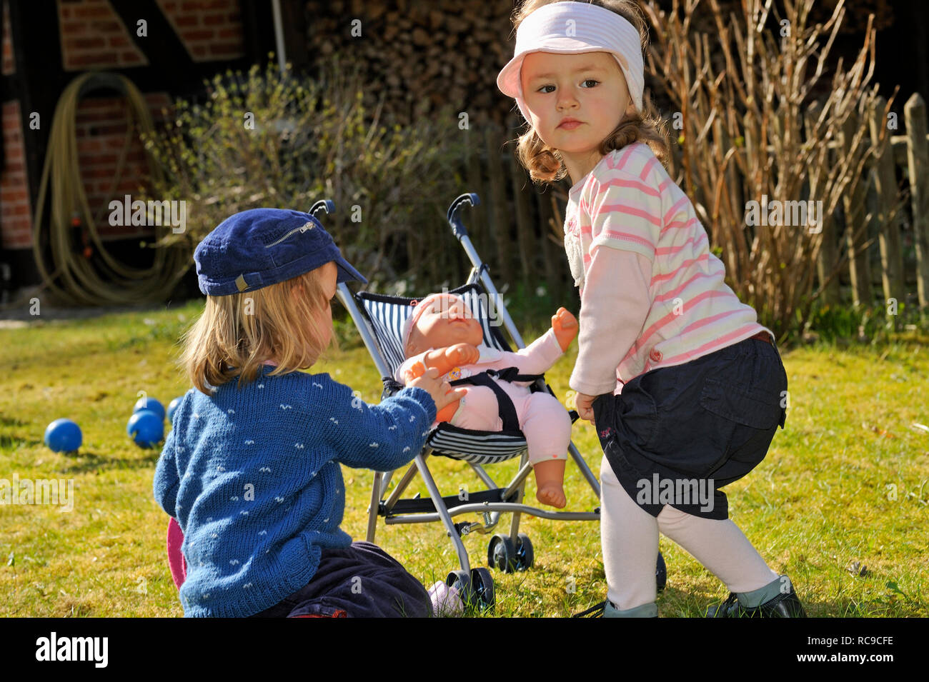 Die puppe spielen -Fotos und -Bildmaterial in hoher Auflösung – Alamy