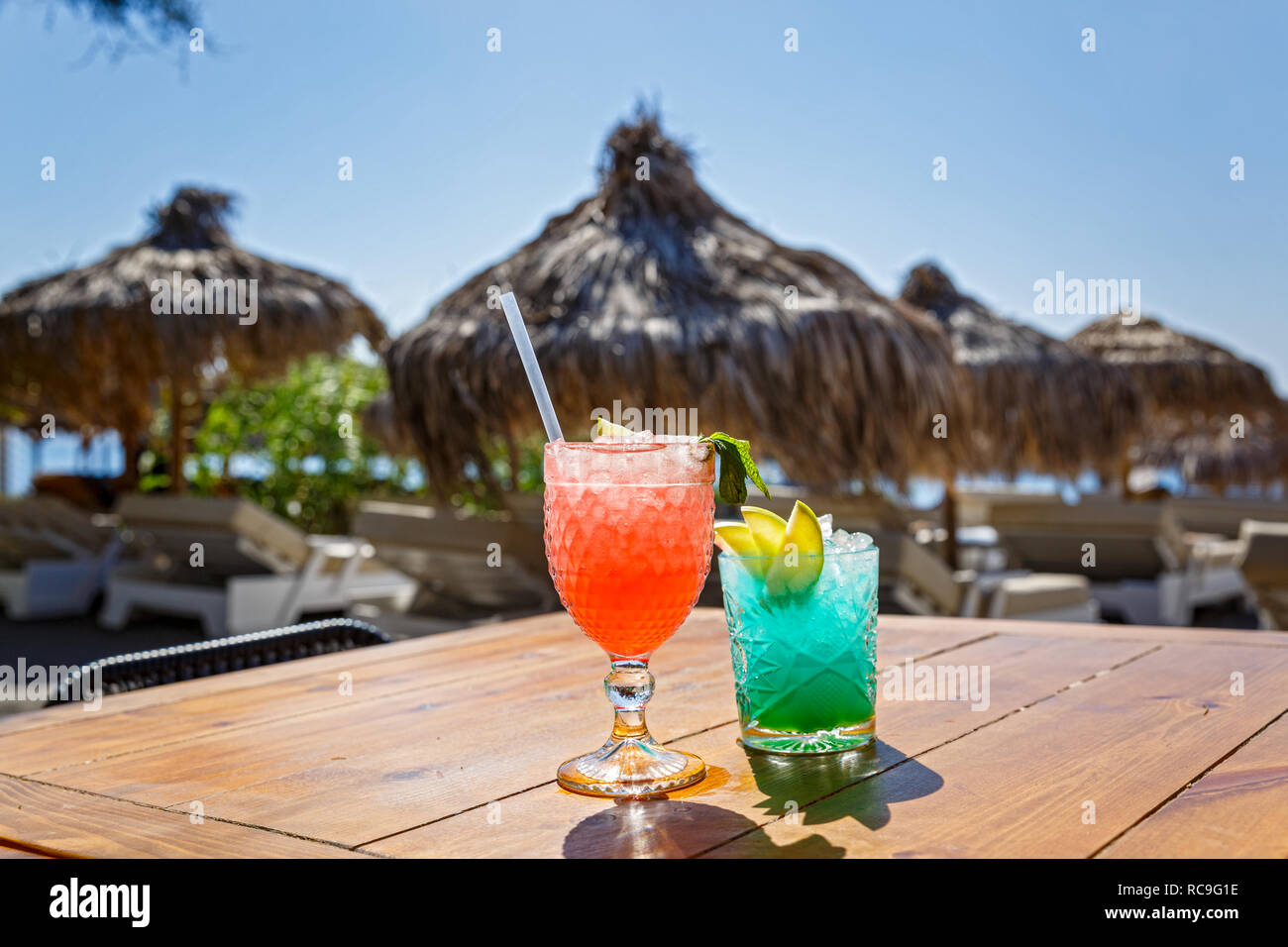 Cocktails beach umbrella -Fotos und -Bildmaterial in hoher Auflösung ...