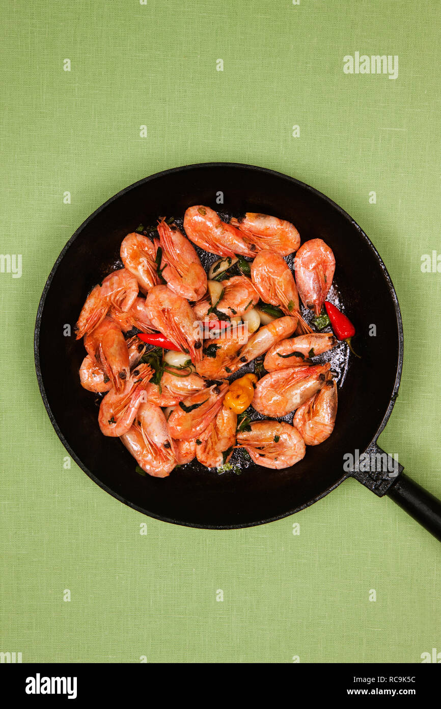 Garnelenpfanne mit chili -Fotos und -Bildmaterial in hoher Auflösung ...