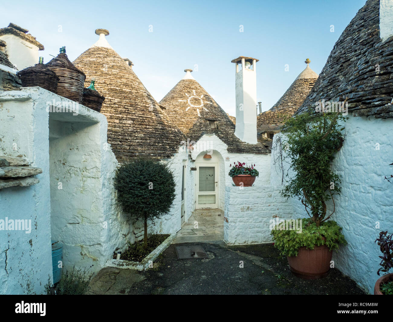 Die "Trulli" Häuser der Stadt Alberbello in der Region Apulien (Puglia ...