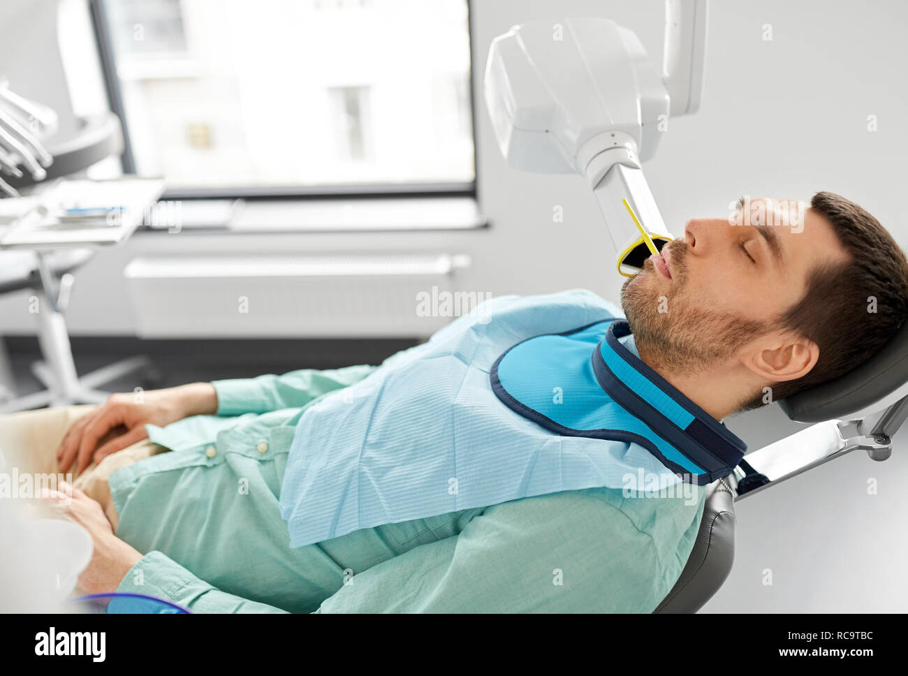 Patienten mit x-ray Scannen auf zahnmedizinische Klinik Stockfotografie ...