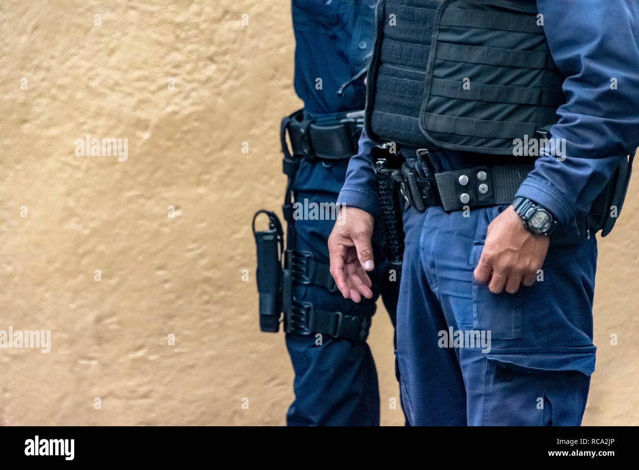 Bulletproof vest polizei -Fotos und -Bildmaterial in hoher Auflösung ...