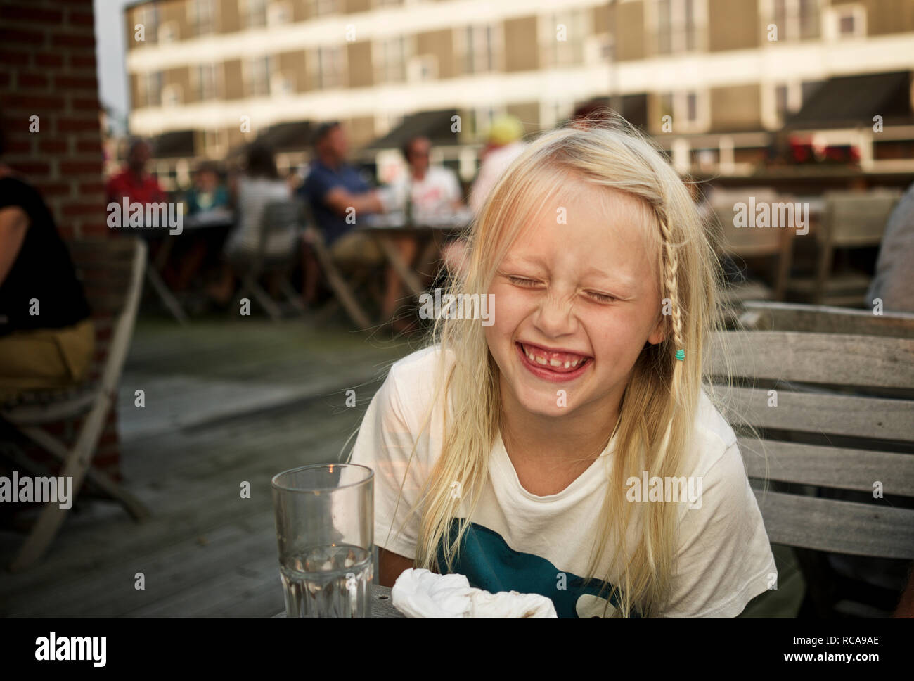 Kinder blond lachen -Fotos und -Bildmaterial in hoher Auflösung – Alamy