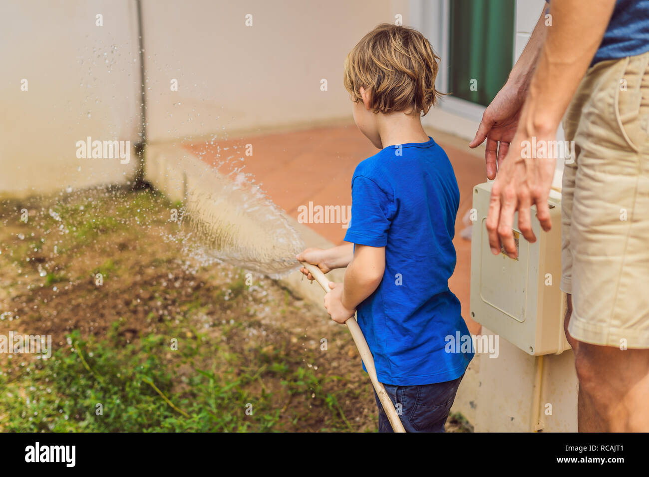 Kinder Helfen Im Garten Stockfotos und -bilder Kaufen - Alamy