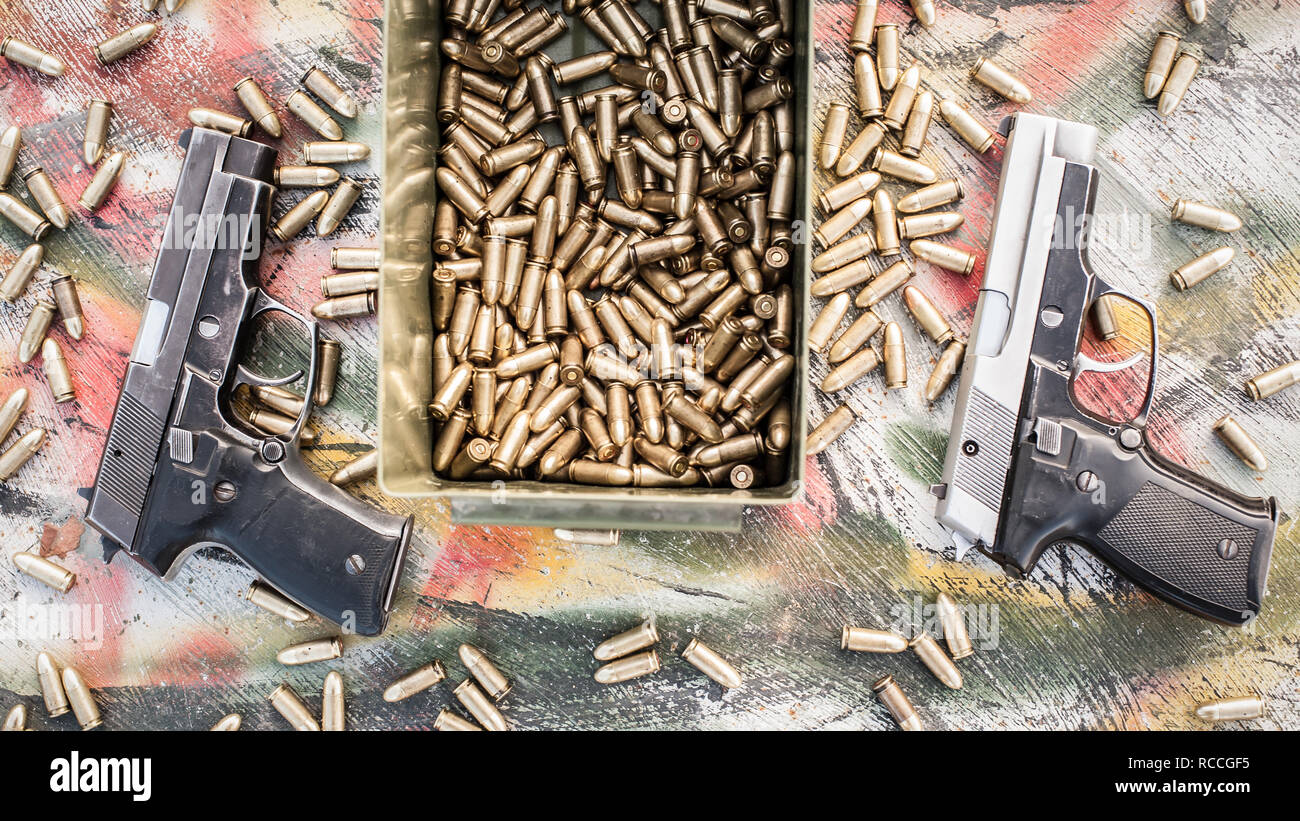 Blick von oben auf die Waffe und Munition Kasten auf dem Tisch. Schuss ...