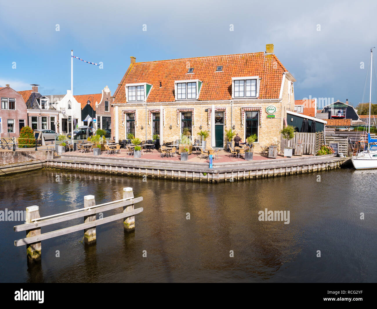 Menschen auf der Terrasse des Cafe und Kanal in der alten Stadt Workum ...