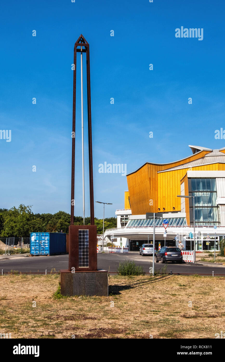Stahlobelisk mit zentraler nadel -Fotos und -Bildmaterial in hoher ...
