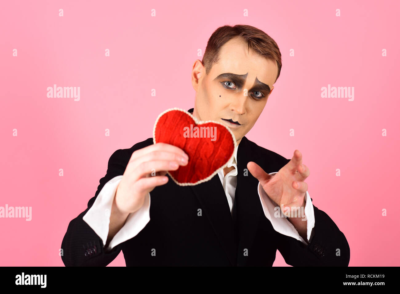 Er ist sensibel und sehr poetisch. Mime-Mann rotes Herz für Valentines ...