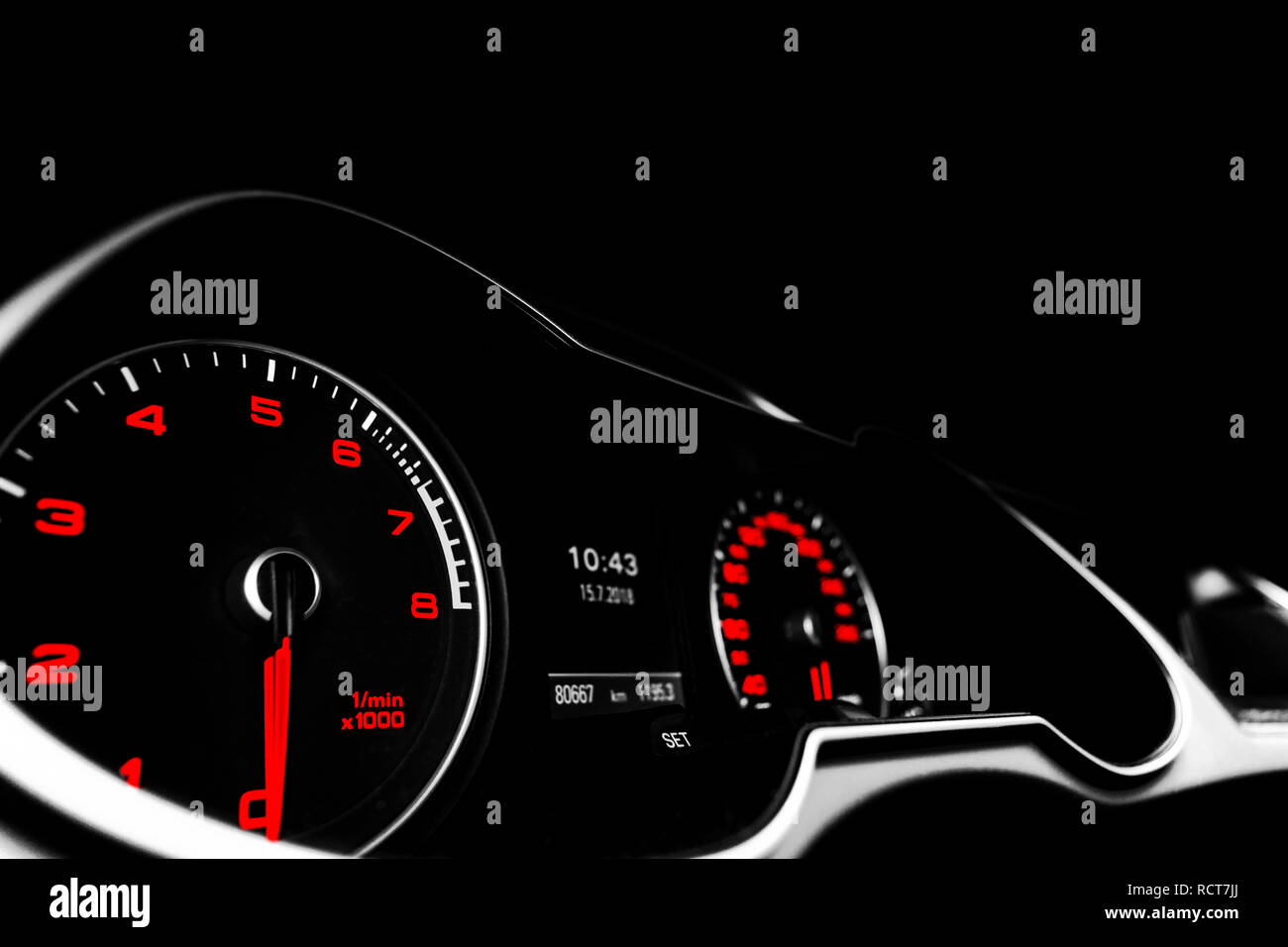 Nahaufnahme von einem Tachometer im Auto. Das Armaturenbrett. Dashboard ...