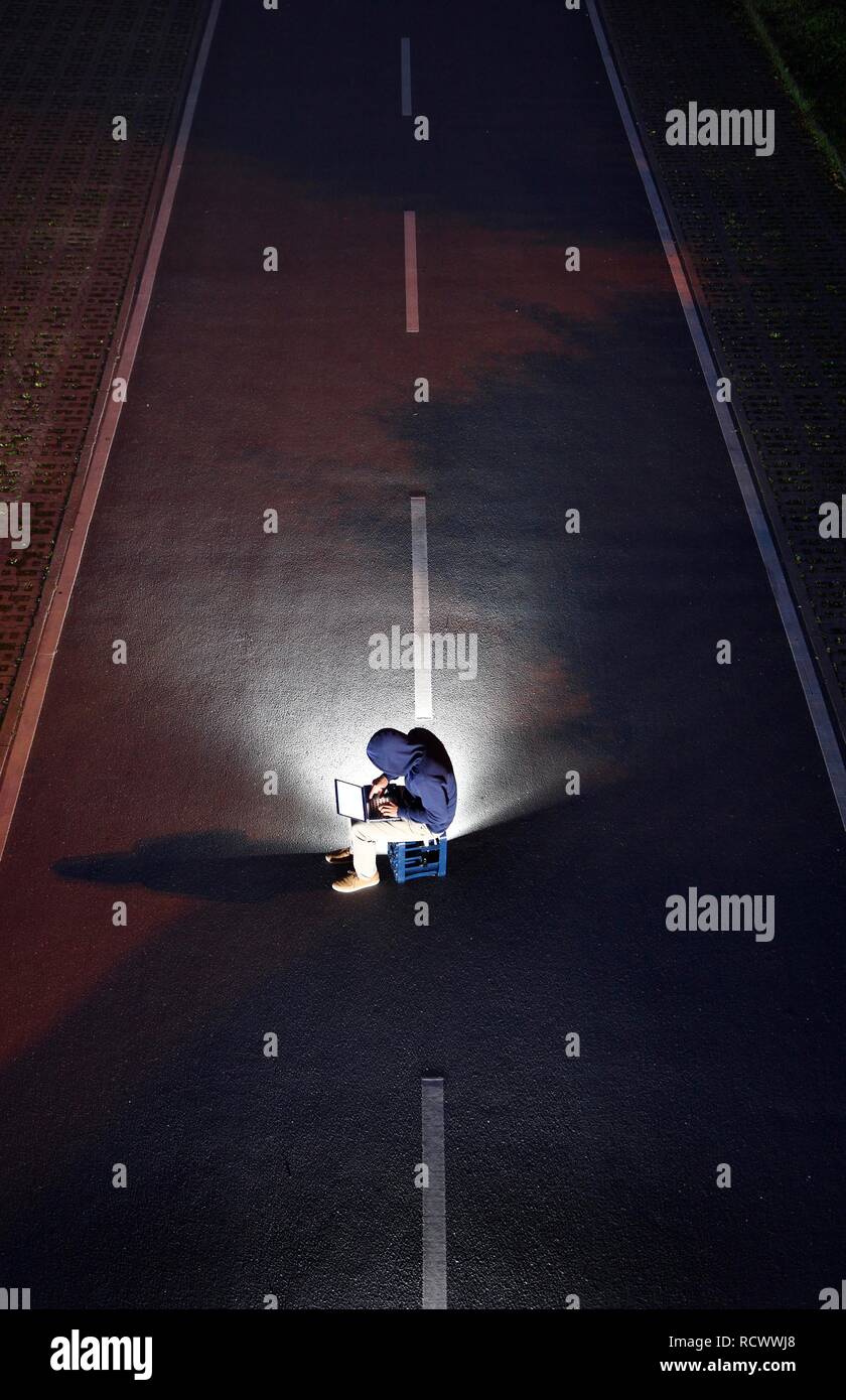Mit einem laptop hacken -Fotos und -Bildmaterial in hoher Auflösung – Alamy