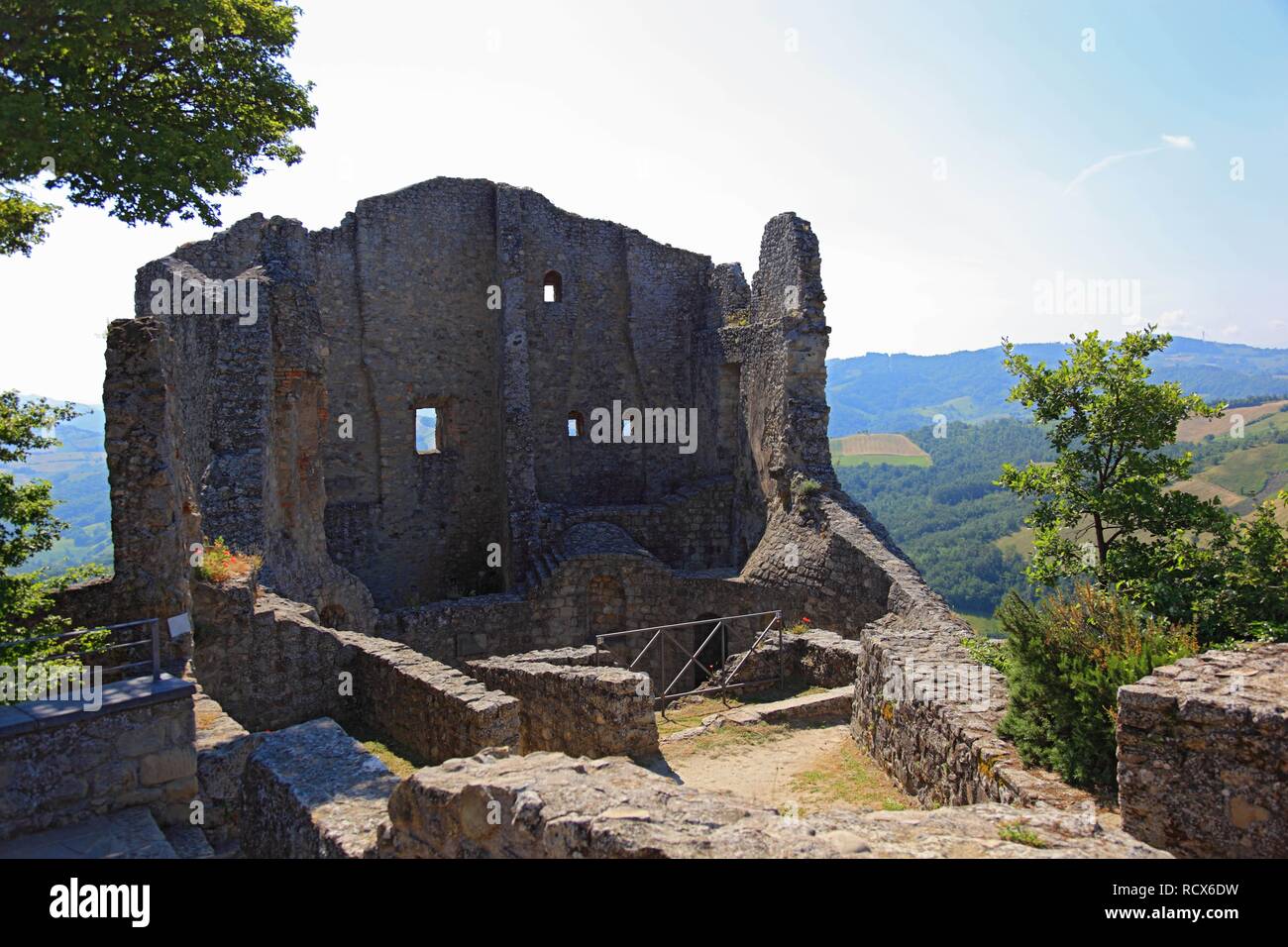 Schloss der canossa burg -Fotos und -Bildmaterial in hoher Auflösung ...