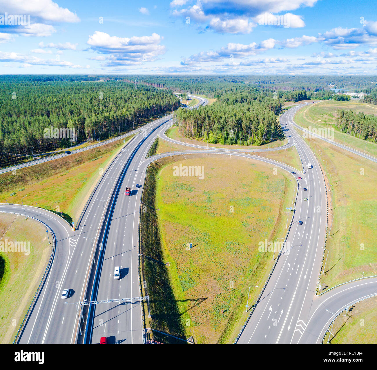 Luftaufnahme von der Autobahn in die Stadt. Autos Kreuzung interchange ...